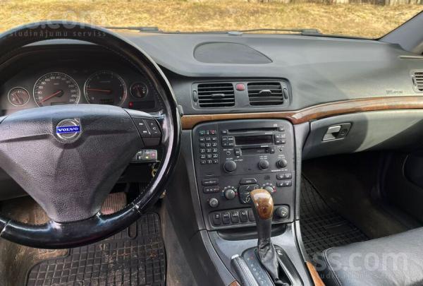 Black Volvo S80 2003 in Daugavpils, with an engine capacity of 2.40 L and mileage of 382 thousand km for 900 €, photo 3 on AUTOMOTO.COM.LV