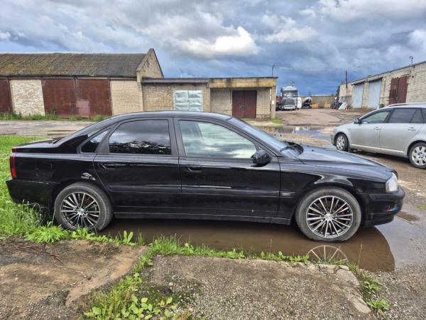 Melns Volvo S80 2003 Narva, ar dzinēja tilpumu 2.40 L un nobraukumu 270 tūkst. km par 500 €, foto 6 vietnē AUTOMOTO.COM.LV