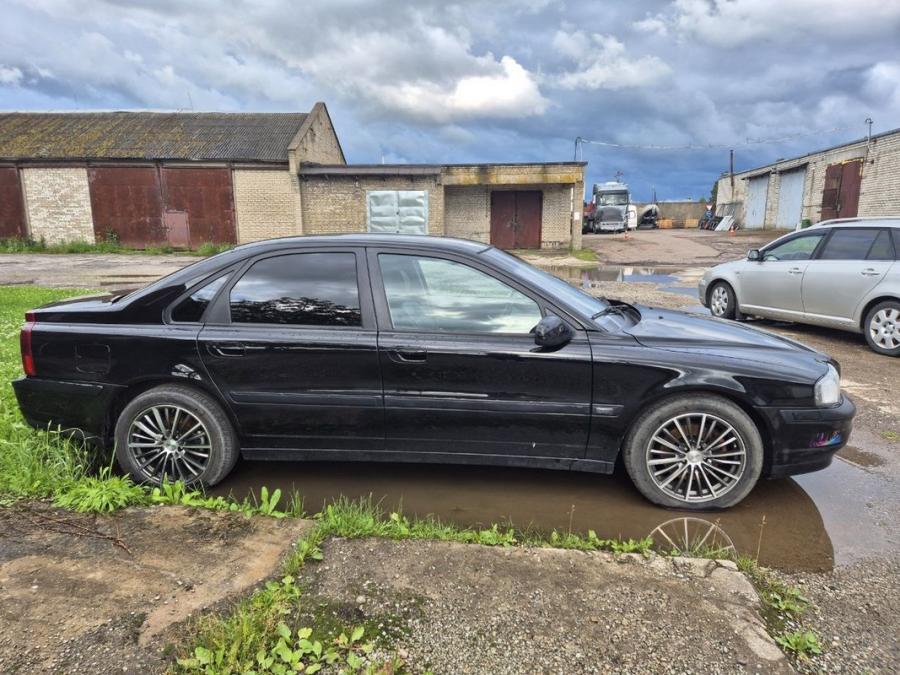 Melns Volvo S80 2003 Narva, ar dzinēja tilpumu 2.40 L un nobraukumu 270 tūkst. km par 500 €, foto 7 vietnē AUTOMOTO.COM.LV
