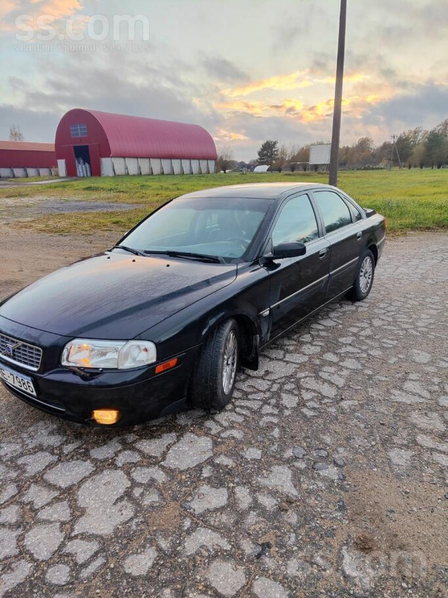 Black Volvo S80 2003 in Riga, with an engine capacity of 2.50 L and mileage of 394 thousand km for 1000 €, photo 4 on AUTOMOTO.COM.LV