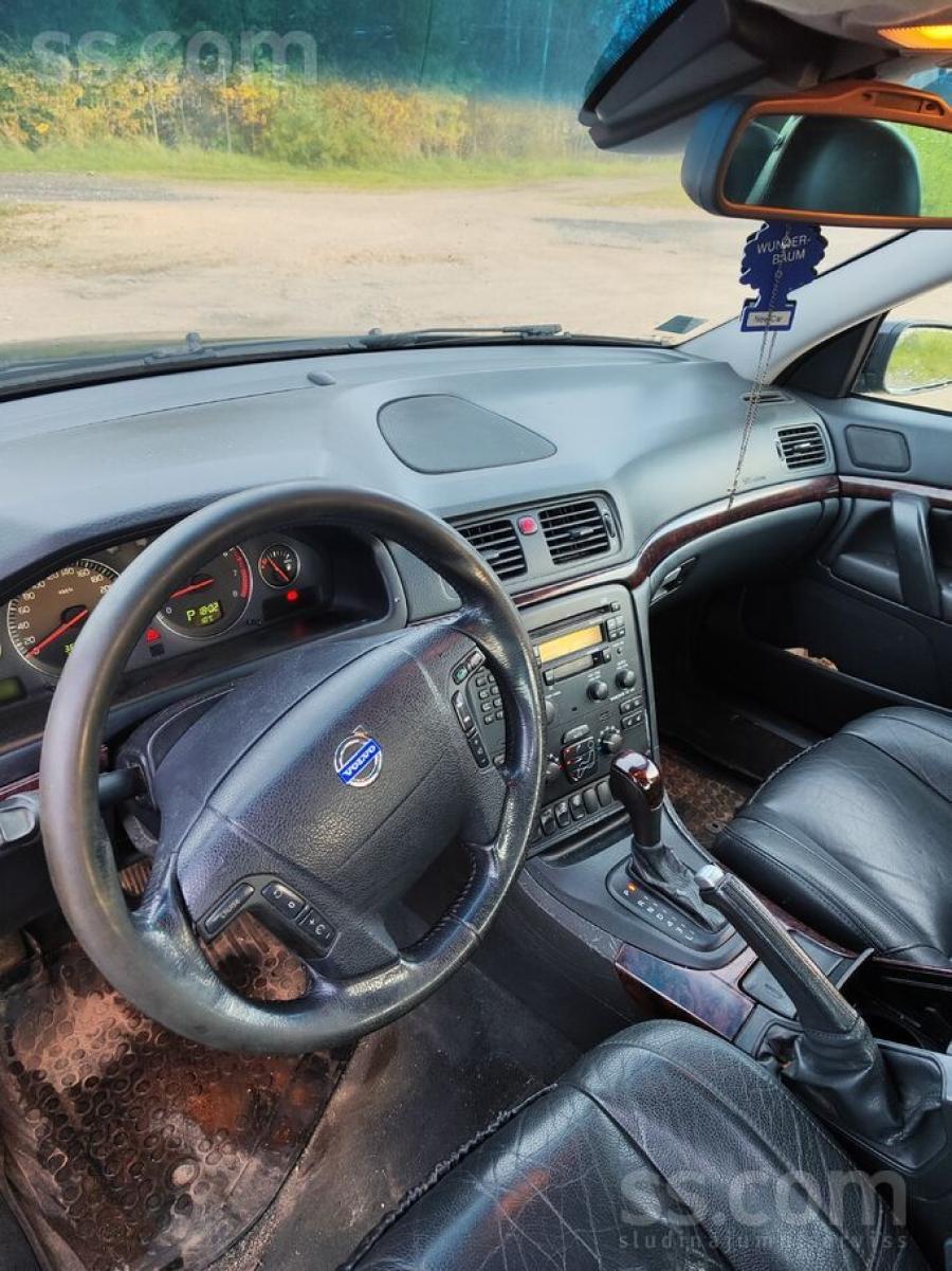 Black Volvo S80 2003 in Riga, with an engine capacity of 2.50 L and mileage of 394 thousand km for 1000 €, photo 5 on AUTOMOTO.COM.LV