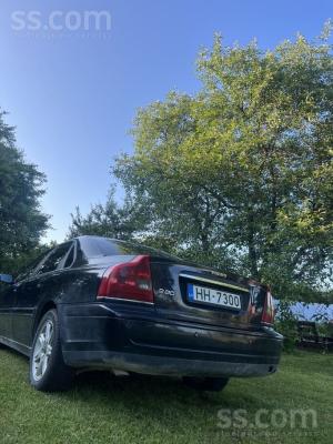 Black Volvo S80 2004 in Liepaja, with an engine capacity of 2.40 L and mileage of 439 thousand km for 2350 €, photo 3 on AUTOMOTO.COM.LV