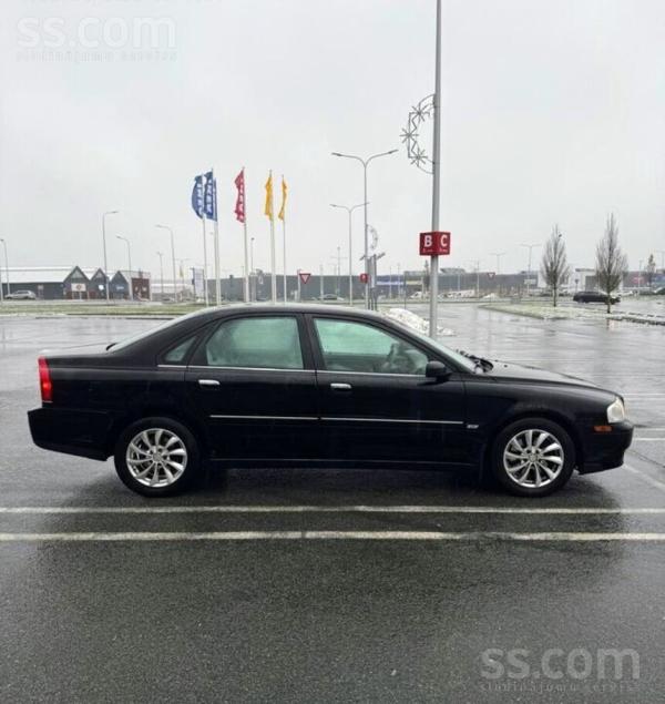 Black Volvo S80 2004 in Riga, with an engine capacity of 2.40 L and mileage of 293 thousand km for 2100 €, photo 4 on AUTOMOTO.COM.LV