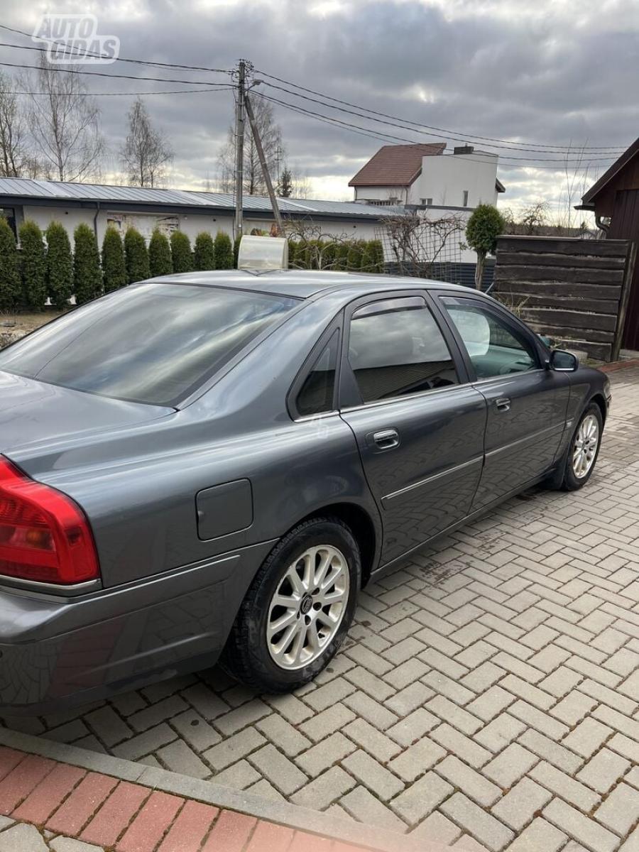 Black Volvo S80 2004 in Vilnius, with an engine capacity of 2.40 L and mileage of 328 thousand km for 1200 €, photo 2 on AUTOMOTO.COM.LV