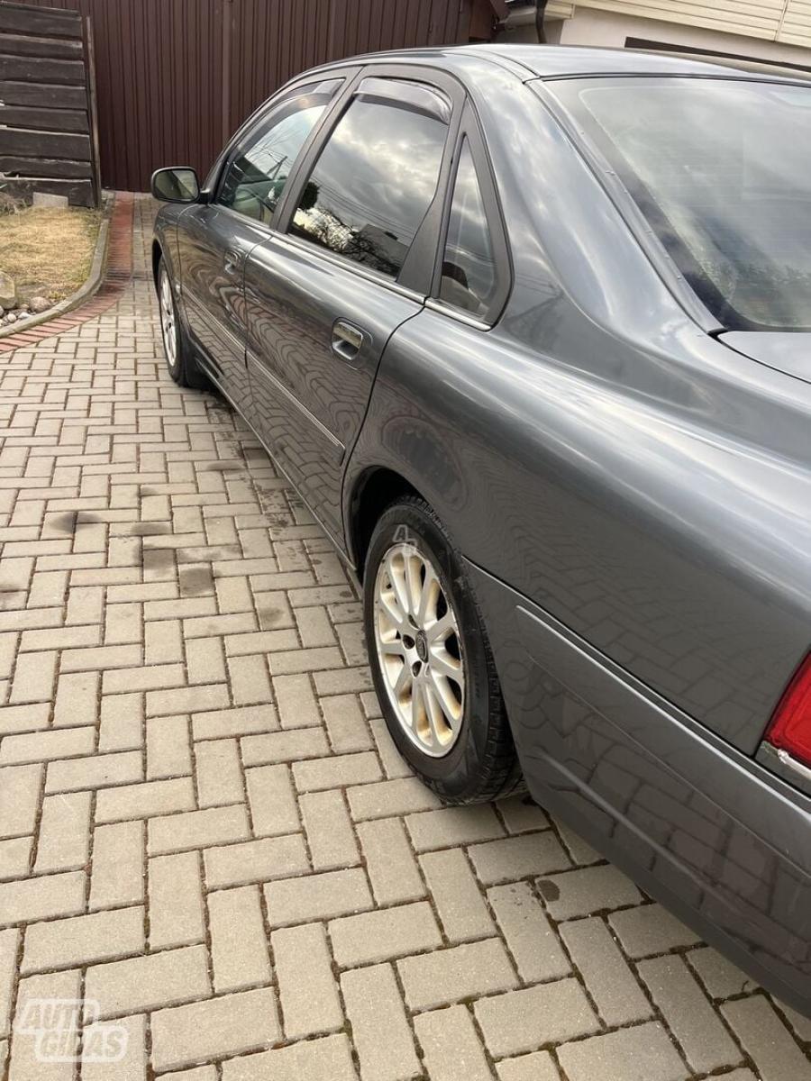 Black Volvo S80 2004 in Vilnius, with an engine capacity of 2.40 L and mileage of 328 thousand km for 1200 €, photo 4 on AUTOMOTO.COM.LV