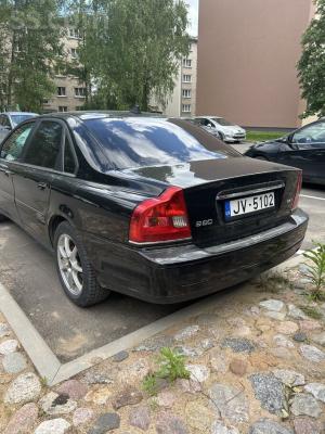 Melns Volvo S80 2004 Daugavpils, ar dzinēja tilpumu 2.40 L un nobraukumu 440 tūkst. km par 1300 €, foto  vietnē AUTOMOTO.COM.LV