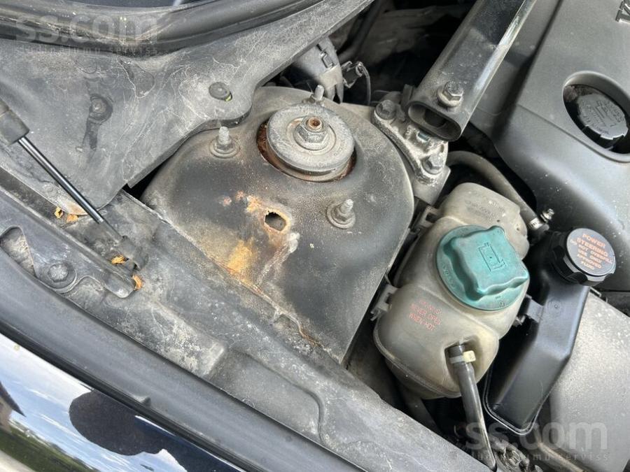 Black Volvo S80 2004 in Riga, with an engine capacity of 2.40 L and mileage of 500 thousand km for 600 €, photo 5 on AUTOMOTO.COM.LV