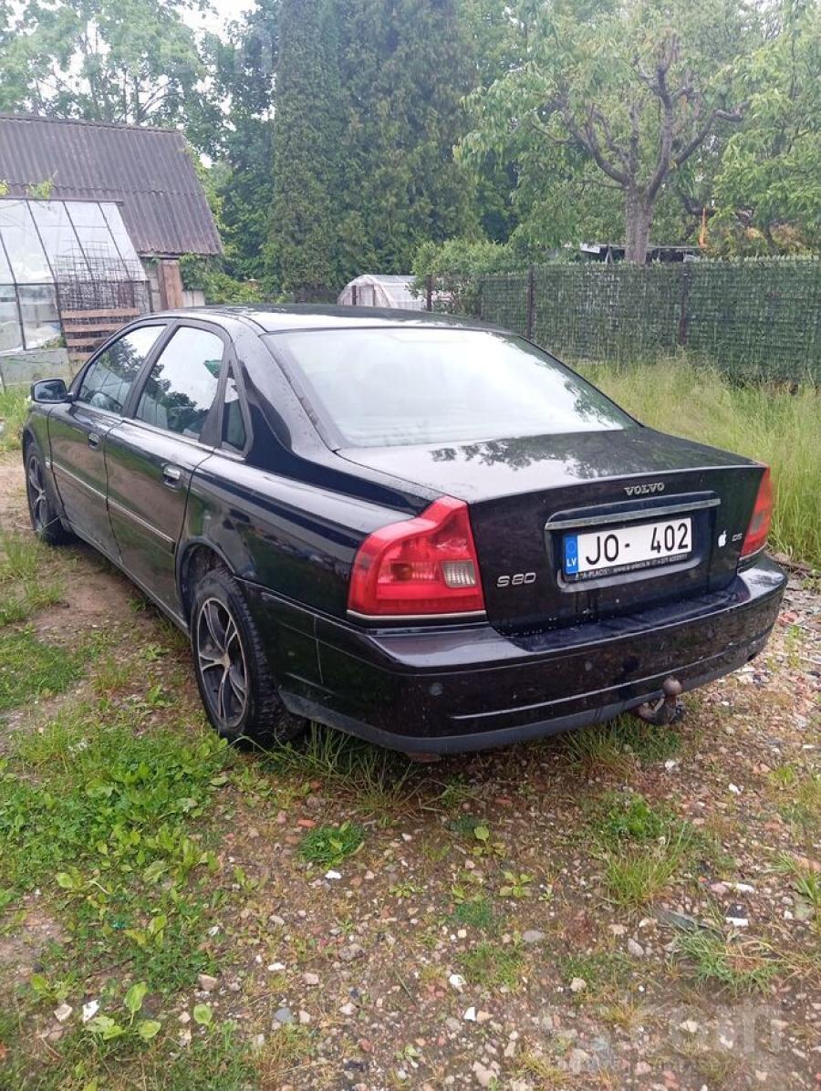 Black Volvo S80 2004 in Riga, with an engine capacity of 2.40 L and mileage of 471 thousand km for 1100 €, photo 4 on AUTOMOTO.COM.LV