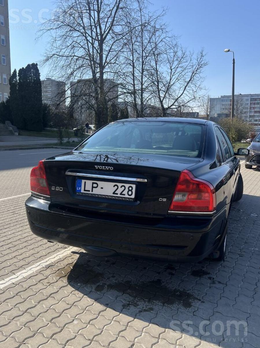 Black Volvo S80 2004 in Riga, with an engine capacity of 2.50 L and mileage of 381 thousand km for 1800 €, photo 4 on AUTOMOTO.COM.LV