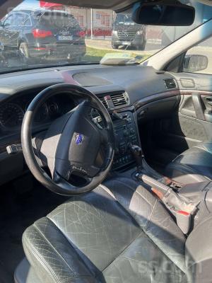 Black Volvo S80 2004 in Riga, with an engine capacity of 2.50 L and mileage of 381 thousand km for 1800 €, photo 5 on AUTOMOTO.COM.LV