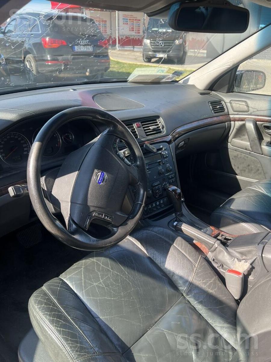 Black Volvo S80 2004 in Riga, with an engine capacity of 2.50 L and mileage of 381 thousand km for 1800 €, photo 5 on AUTOMOTO.COM.LV