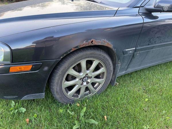 Black Volvo S80 2004 in Vilnius, with an engine capacity of 2.40 L and mileage of 381 thousand km for 650 €, photo 6 on AUTOMOTO.COM.LV