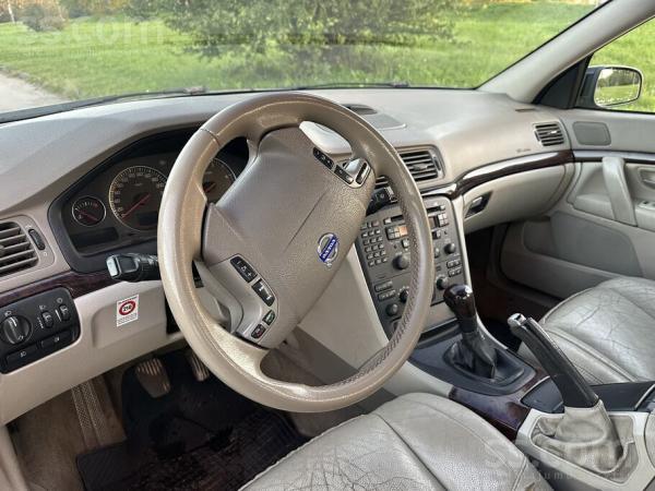 Black Volvo S80 2004 in Riga, with an engine capacity of 2.40 L and mileage of 309 thousand km for 2100 €, photo 11 on AUTOMOTO.COM.LV