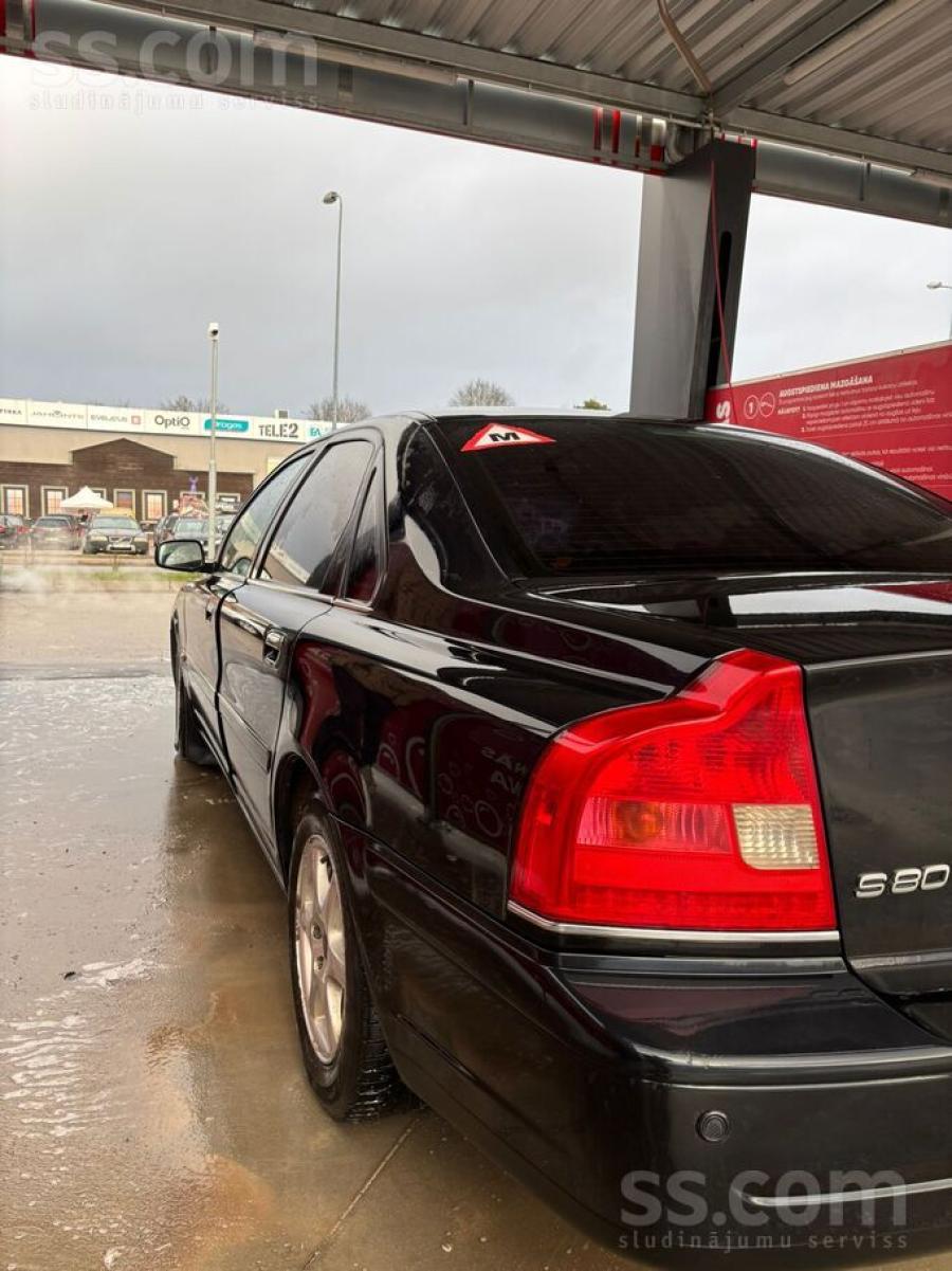 Black Volvo S80 2005 in Jekabpils, with an engine capacity of 2.40 L and mileage of 448 thousand km for 1650 €, photo 5 on AUTOMOTO.COM.LV