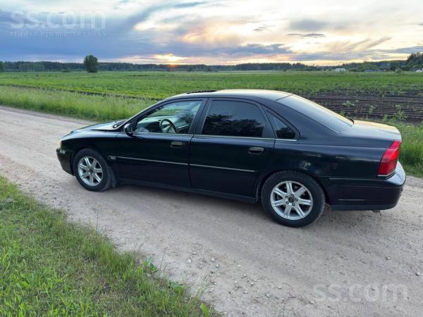 Black Volvo S80 2005 in Riga, with an engine capacity of 2.40 L and mileage of 488 thousand km for 1800 €, photo 5 on AUTOMOTO.COM.LV