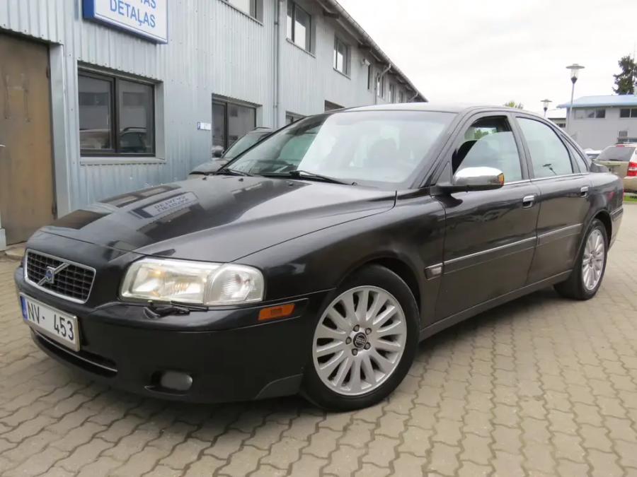 Black Volvo S80 2005 in Riga, with an engine capacity of 2.40 L and mileage of 300 thousand km for 1690 €, photo 1 on AUTOMOTO.COM.LV