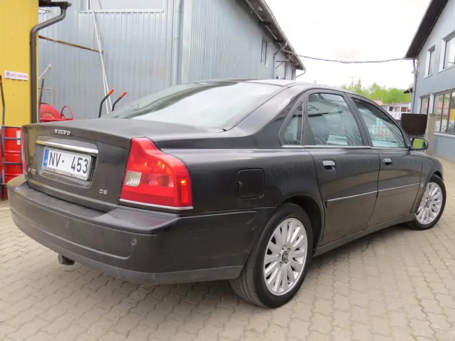 Black Volvo S80 2005 in Riga, with an engine capacity of 2.40 L and mileage of 300 thousand km for 1690 €, photo 4 on AUTOMOTO.COM.LV
