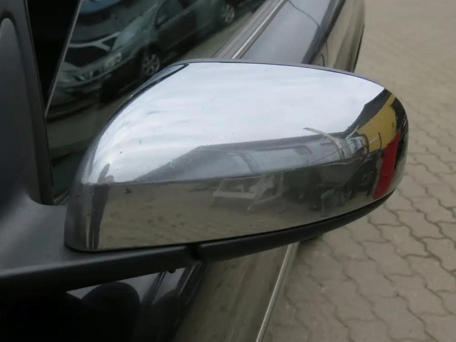 Black Volvo S80 2005 in Riga, with an engine capacity of 2.40 L and mileage of 300 thousand km for 1690 €, photo 10 on AUTOMOTO.COM.LV