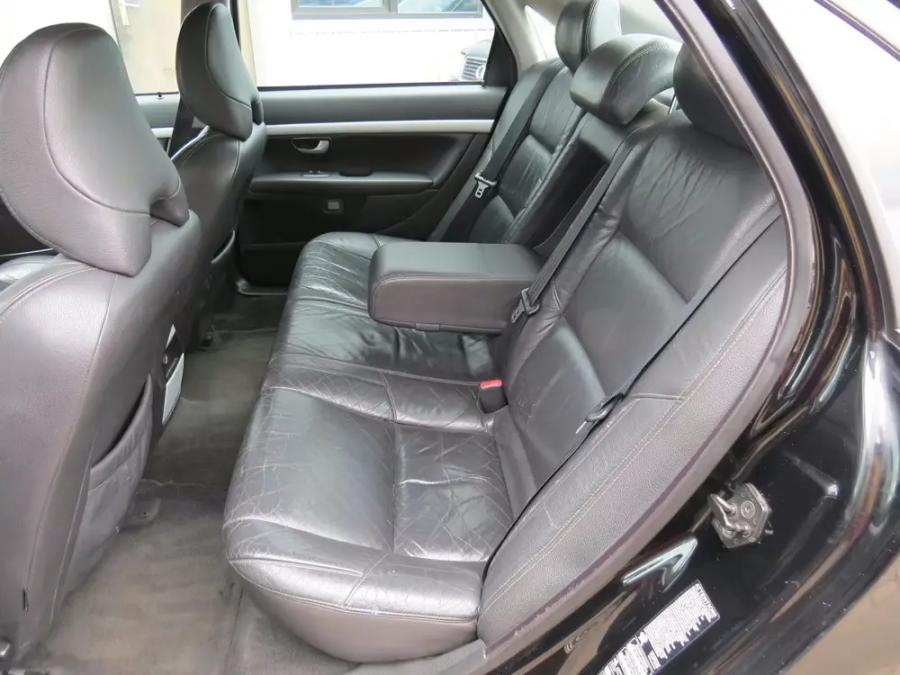 Black Volvo S80 2005 in Riga, with an engine capacity of 2.40 L and mileage of 300 thousand km for 1690 €, photo 12 on AUTOMOTO.COM.LV