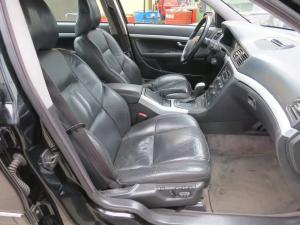 Black Volvo S80 2005 in Riga, with an engine capacity of 2.40 L and mileage of 300 thousand km for 1690 €, photo 15 on AUTOMOTO.COM.LV