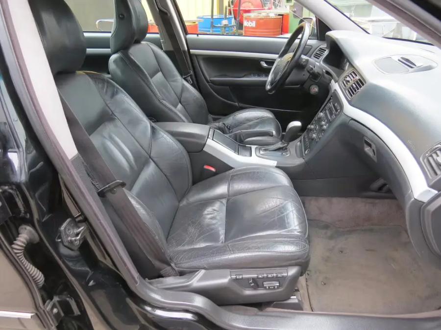 Black Volvo S80 2005 in Riga, with an engine capacity of 2.40 L and mileage of 300 thousand km for 1690 €, photo 15 on AUTOMOTO.COM.LV