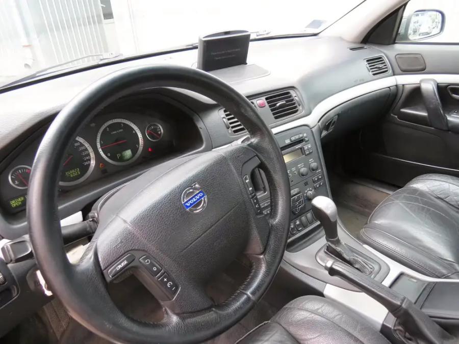 Black Volvo S80 2005 in Riga, with an engine capacity of 2.40 L and mileage of 300 thousand km for 1690 €, photo 18 on AUTOMOTO.COM.LV