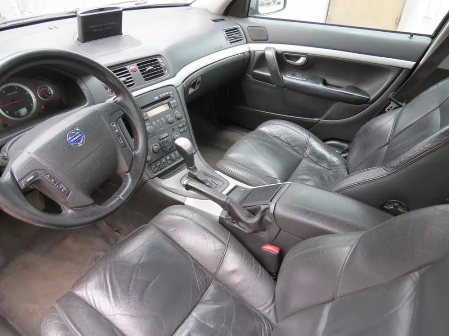 Black Volvo S80 2005 in Riga, with an engine capacity of 2.40 L and mileage of 300 thousand km for 1690 €, photo 19 on AUTOMOTO.COM.LV