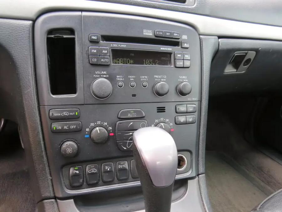 Black Volvo S80 2005 in Riga, with an engine capacity of 2.40 L and mileage of 300 thousand km for 1690 €, photo 20 on AUTOMOTO.COM.LV