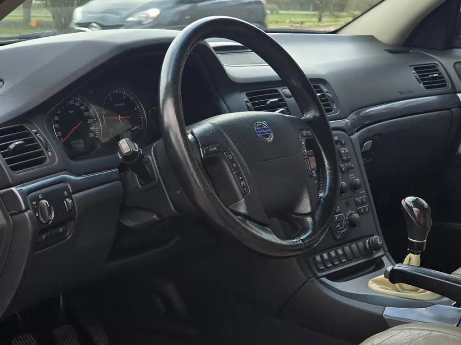 Black Volvo S80 2005 in Grobiņa, with an engine capacity of 2.40 L and mileage of 248 thousand km for 2000 €, photo 23 on AUTOMOTO.COM.LV