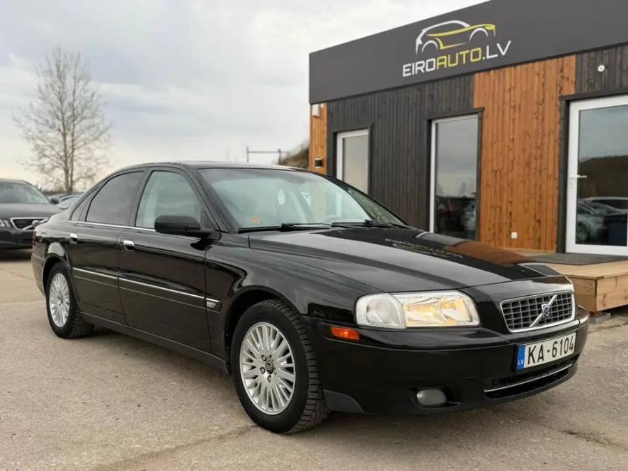 Black Volvo S80 2005 in Riga, with an engine capacity of 2.40 L and mileage of 396 thousand km for 1850 €, photo 1 on AUTOMOTO.COM.LV