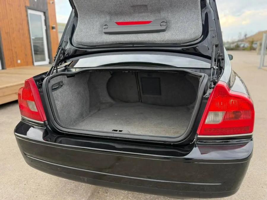Black Volvo S80 2005 in Riga, with an engine capacity of 2.40 L and mileage of 396 thousand km for 1850 €, photo 5 on AUTOMOTO.COM.LV