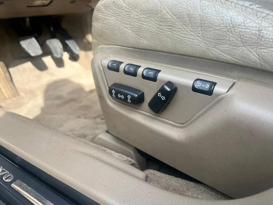 Black Volvo S80 2005 in Riga, with an engine capacity of 2.40 L and mileage of 396 thousand km for 1850 €, photo 12 on AUTOMOTO.COM.LV