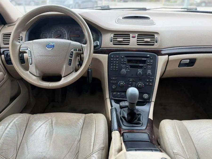 Black Volvo S80 2005 in Riga, with an engine capacity of 2.40 L and mileage of 396 thousand km for 1850 €, photo 14 on AUTOMOTO.COM.LV