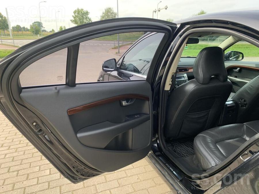 Black Volvo S80 2006 in Tukums, with an engine capacity of 2.40 L and mileage of 272 thousand km for 3550 €, photo 7 on AUTOMOTO.COM.LV