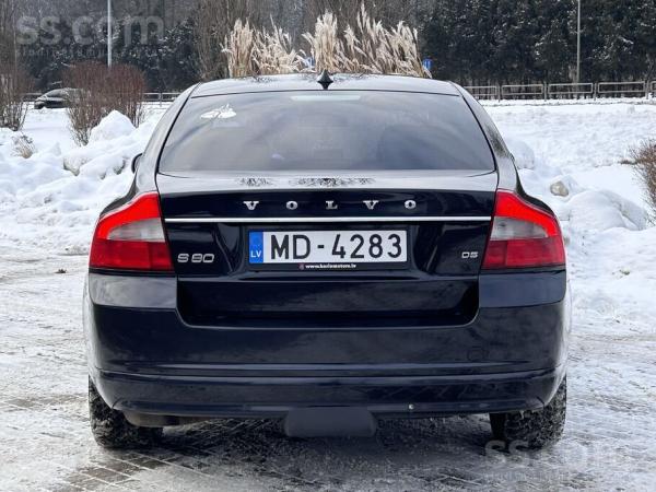 Black Volvo S80 2006 in Riga, with an engine capacity of 2.40 L and mileage of 304 thousand km for 3570 €, photo 10 on AUTOMOTO.COM.LV
