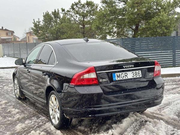 Melns Volvo S80 2006 Viļņa, ar dzinēja tilpumu 2.50 L un nobraukumu 330 tūkst. km par 2200 €, foto 5 vietnē AUTOMOTO.COM.LV