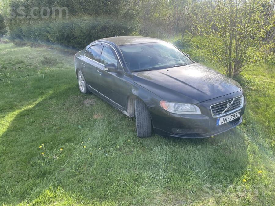 Black Volvo S80 2006 in Madona, with an engine capacity of 2.40 L and mileage of 366 thousand km for 3299 €, photo 1 on AUTOMOTO.COM.LV
