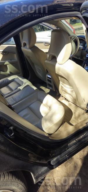 Black Volvo S80 2006 in Riga, with an engine capacity of 2.40 L and mileage of 281 thousand km for 2750 €, photo 6 on AUTOMOTO.COM.LV