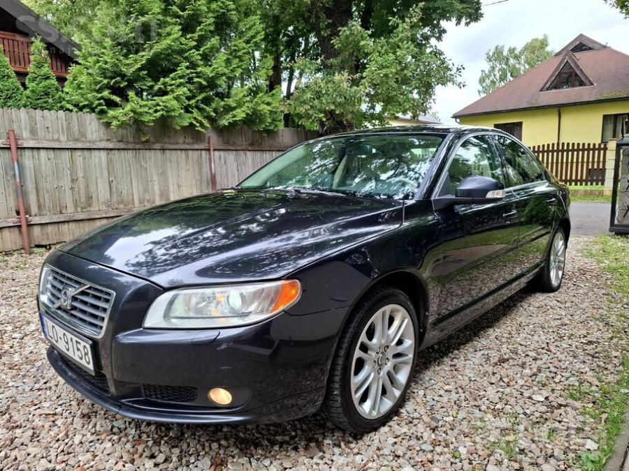 Black Volvo S80 2006 in Riga, with an engine capacity of 2.40 L and mileage of 381 thousand km for 2780 €, photo 1 on AUTOMOTO.COM.LV