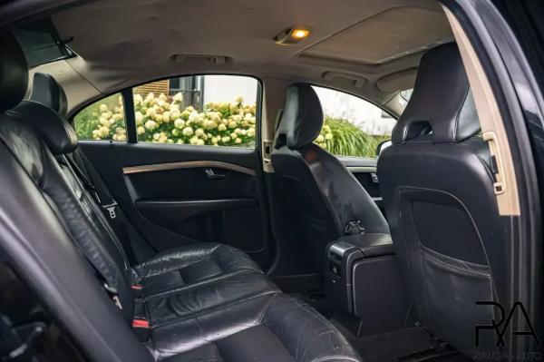 Black Volvo S80 2006 in Riga, with an engine capacity of 2.40 L and mileage of 391 thousand km for 1690 €, photo 7 on AUTOMOTO.COM.LV