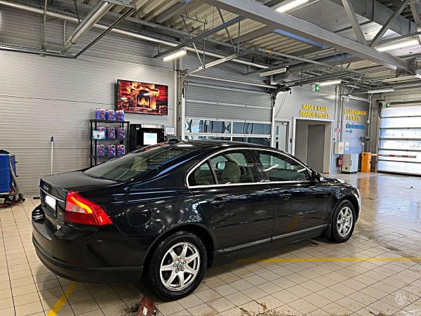 Black Volvo S80 2007 in Vilnius, with an engine capacity of 2.50 L and mileage of 399 thousand km for 2399 €, photo 1 on AUTOMOTO.COM.LV
