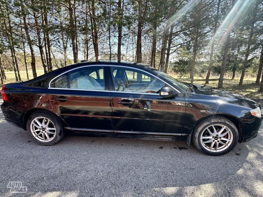 Black Volvo S80 2007 in Vilnius, with an engine capacity of 2.40 L and mileage of 241 thousand km for 2499 €, photo 7 on AUTOMOTO.COM.LV