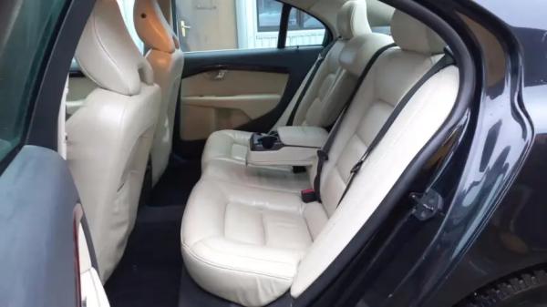 Black Volvo S80 2007 in Riga, with an engine capacity of 2.40 L and mileage of 270 thousand km for 4990 €, photo 7 on AUTOMOTO.COM.LV