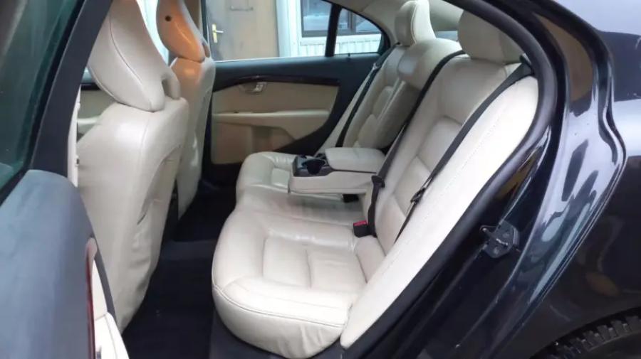 Black Volvo S80 2007 in Riga, with an engine capacity of 2.40 L and mileage of 270 thousand km for 4990 €, photo 8 on AUTOMOTO.COM.LV