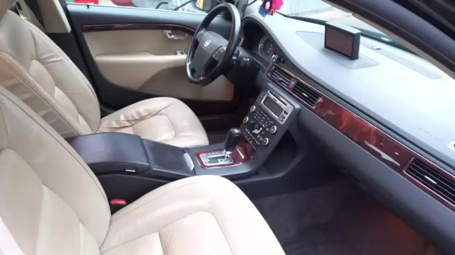 Black Volvo S80 2007 in Riga, with an engine capacity of 2.40 L and mileage of 270 thousand km for 4990 €, photo 9 on AUTOMOTO.COM.LV