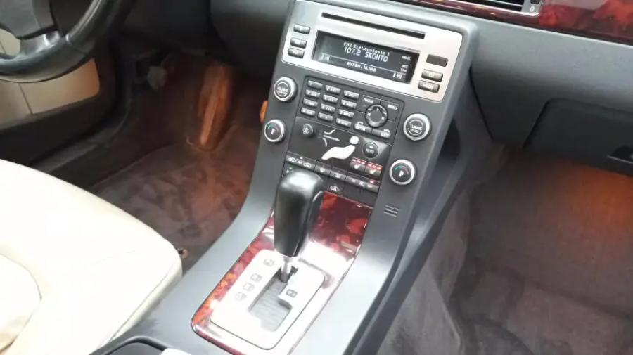Black Volvo S80 2007 in Riga, with an engine capacity of 2.40 L and mileage of 270 thousand km for 4990 €, photo 10 on AUTOMOTO.COM.LV