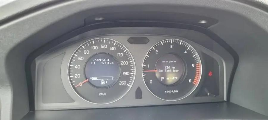 Black Volvo S80 2007 in Riga, with an engine capacity of 2.40 L and mileage of 249 thousand km for 6500 €, photo 12 on AUTOMOTO.COM.LV