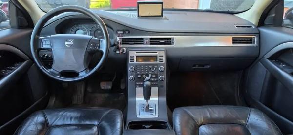 Black Volvo S80 2007 in Valmiera, with an engine capacity of 2.40 L and mileage of 376 thousand km for 2650 €, photo 7 on AUTOMOTO.COM.LV