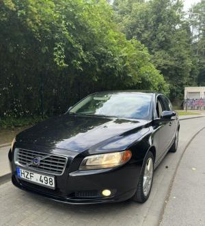 Melns Volvo S80 2007 Viļņa, ar dzinēja tilpumu 2.40 L un nobraukumu 410 tūkst. km par 2400 €, foto  vietnē AUTOMOTO.COM.LV