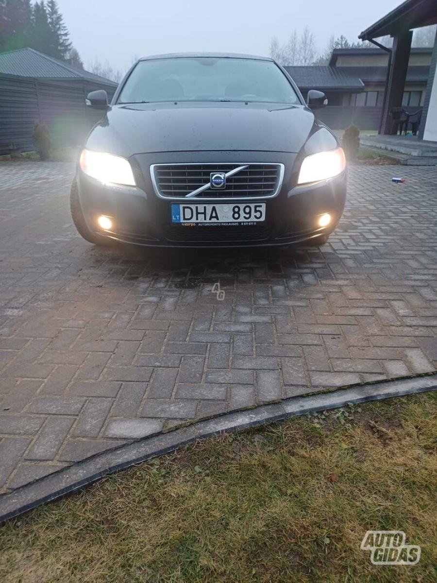 Black Volvo S80 2008 in Salcininkai, with an engine capacity of 2.40 L and mileage of 325 thousand km for 1999 €, photo 1 on AUTOMOTO.COM.LV